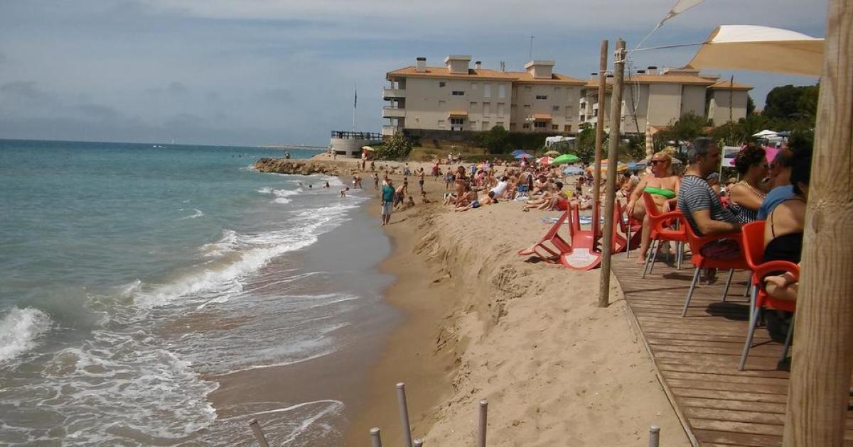La playa del Francàs empieza la temporada sin arena