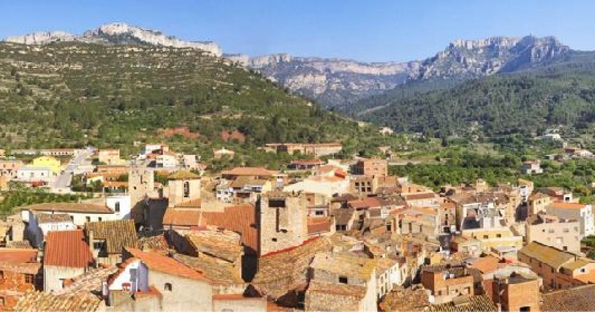 S'ensorra un mur a Pratdip i queda al descobert la instal·lació elèctrica S'ensorra un mur a Pratdip i queda al descobert la instal·lació elèctrica