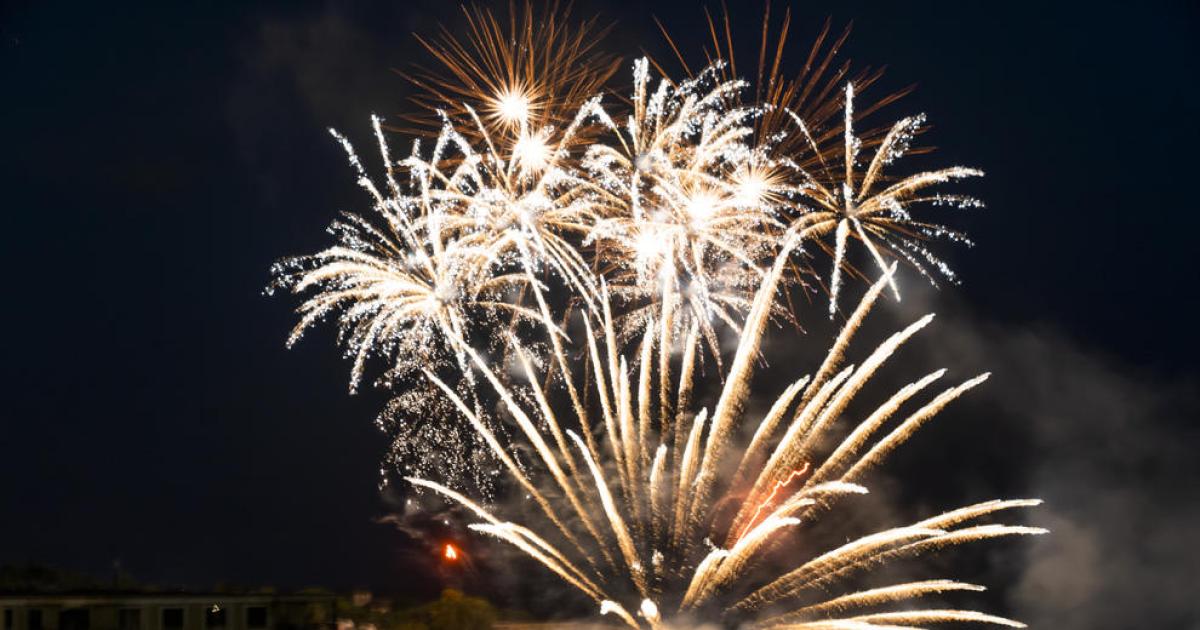 La segunda noche de fuegos atrona la ciudad con grandes piezas en ...