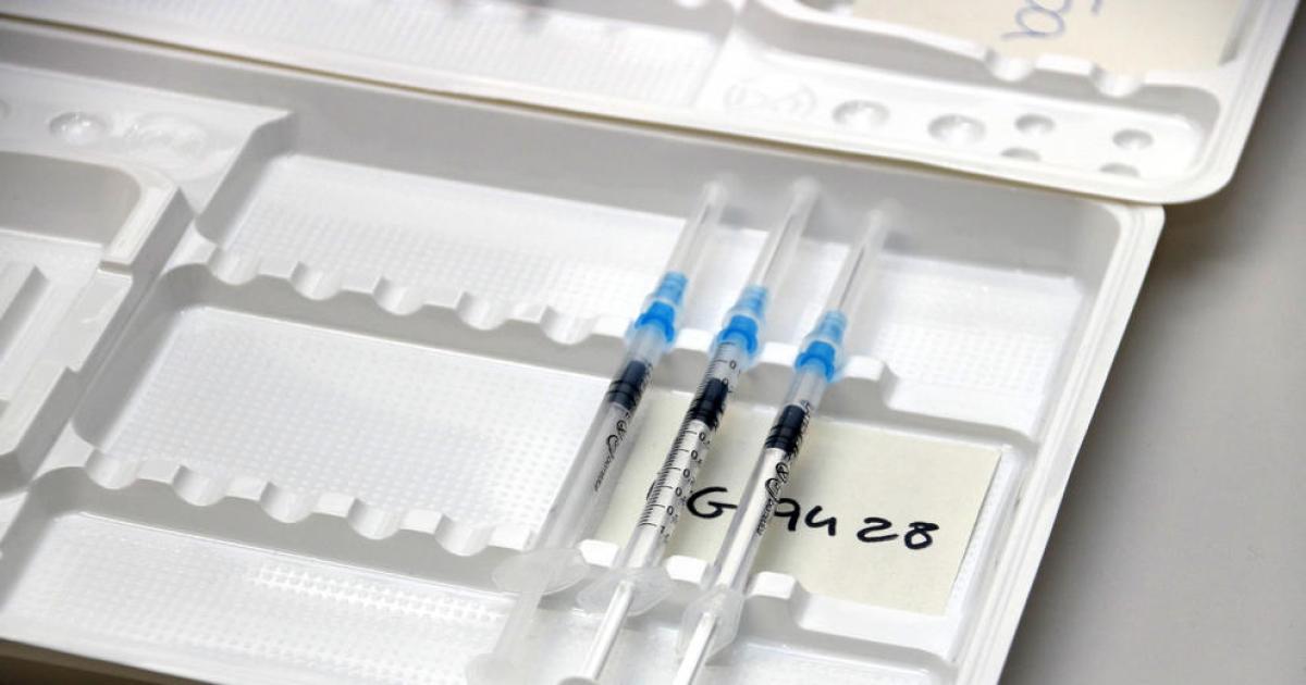 La EMA explica que la cuarta dosis en inmunodeprimidos es su «primer refuerzo»