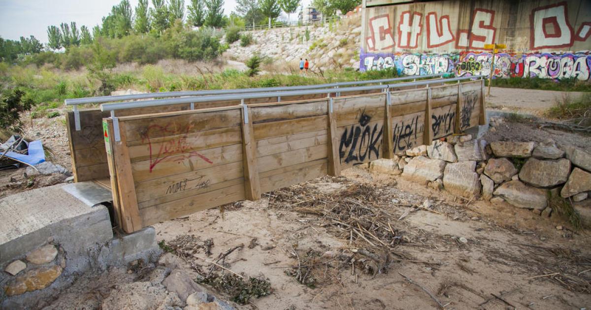 La pasarela del río Francolí vuelve a su sitio dos semanas después