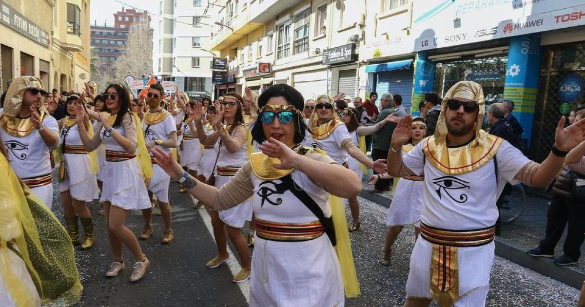 La rua de lluïment del Carnaval de Reus omple els carrers de la capital del Baix Camp