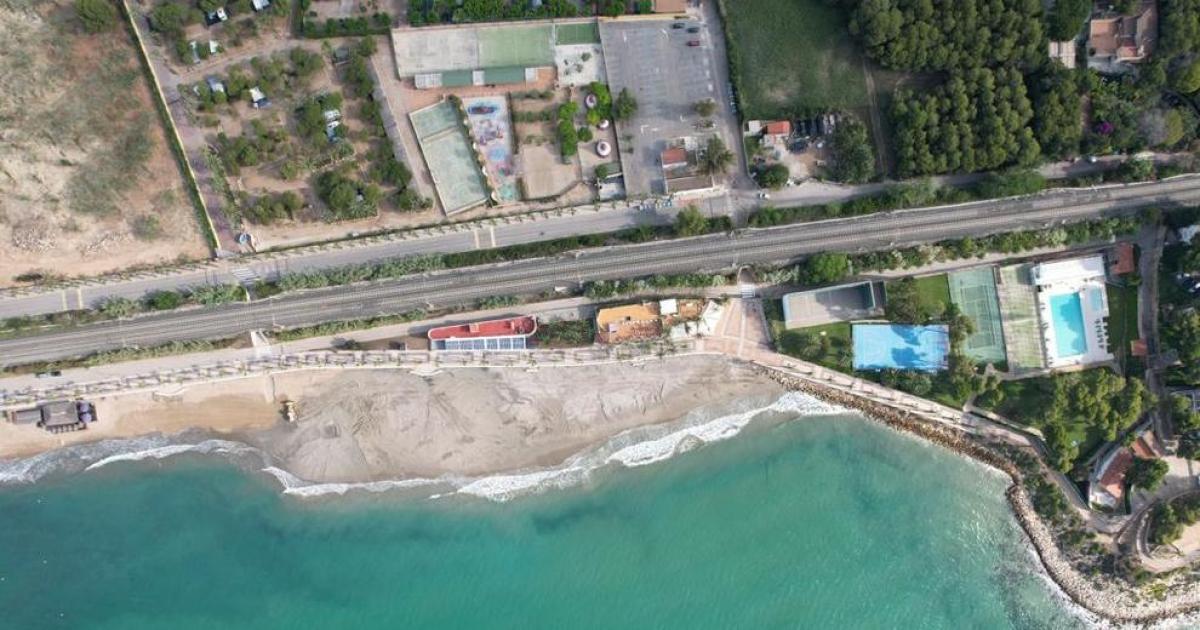 La playa Llarga de Roda recibe 19.000 metros cúbicos de arena