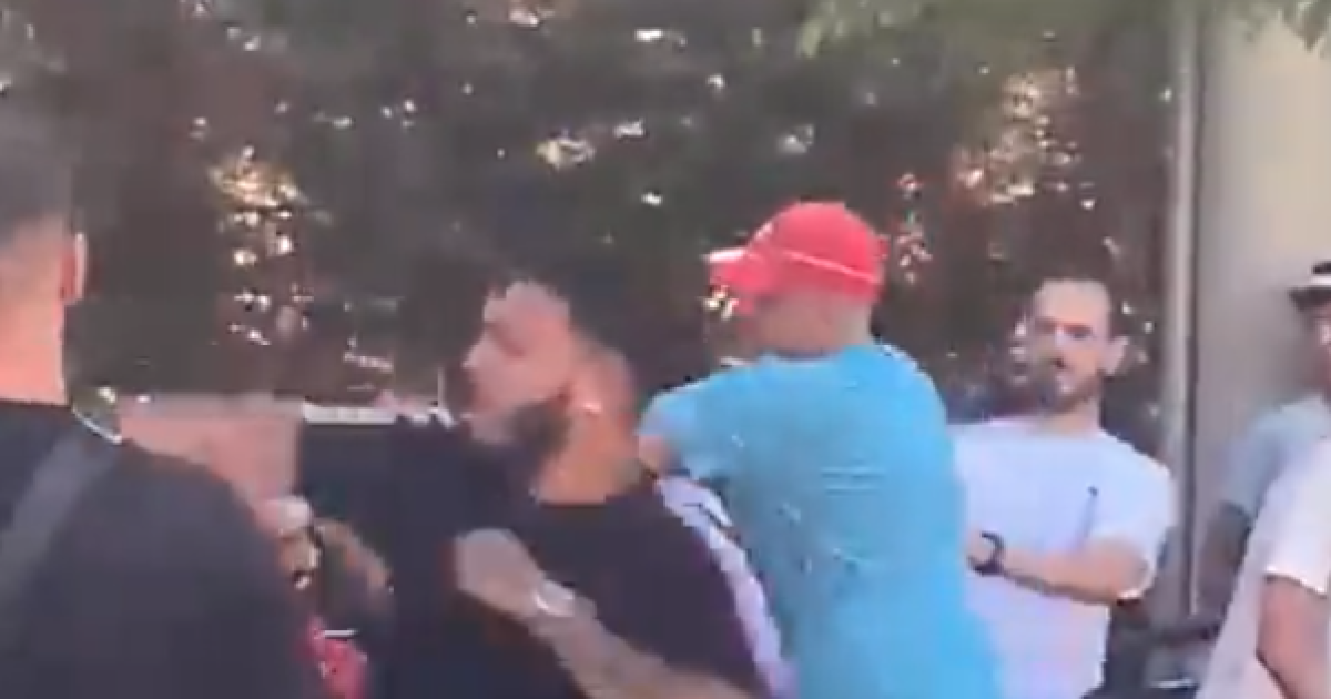 Viral pelea en una cola de Port Aventura después de un intento de colarse