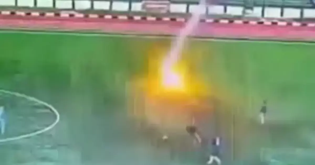 Muere un futbolista en Indonesia tras ser fulminado por un rayo en ...