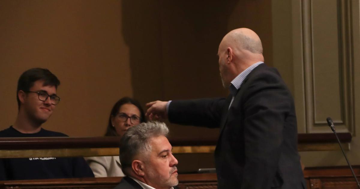 Expulsen del ple de Tarragona un regidor de Vox de Salou per agredir un ...