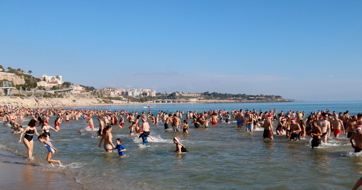 Centenars de persones acomiaden l'any banyant-se a la platja del Miracle de Tarragona
