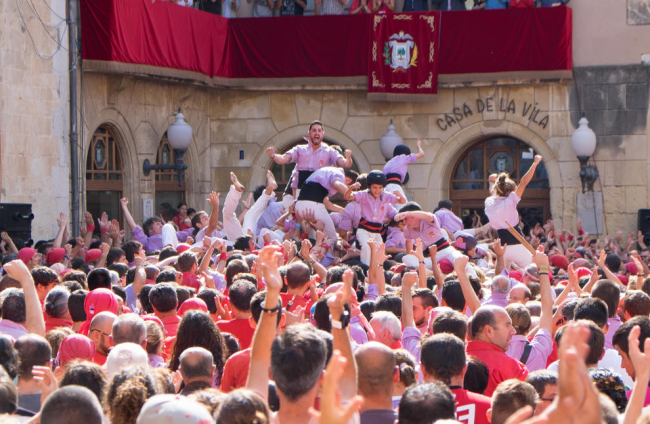 Els castells sense folre protagonitzen la diada de Santa Teresa del Vendrell