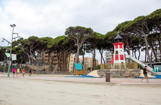 El paseo marítimo de la Pineda estrena uno de los parques infantiles ...