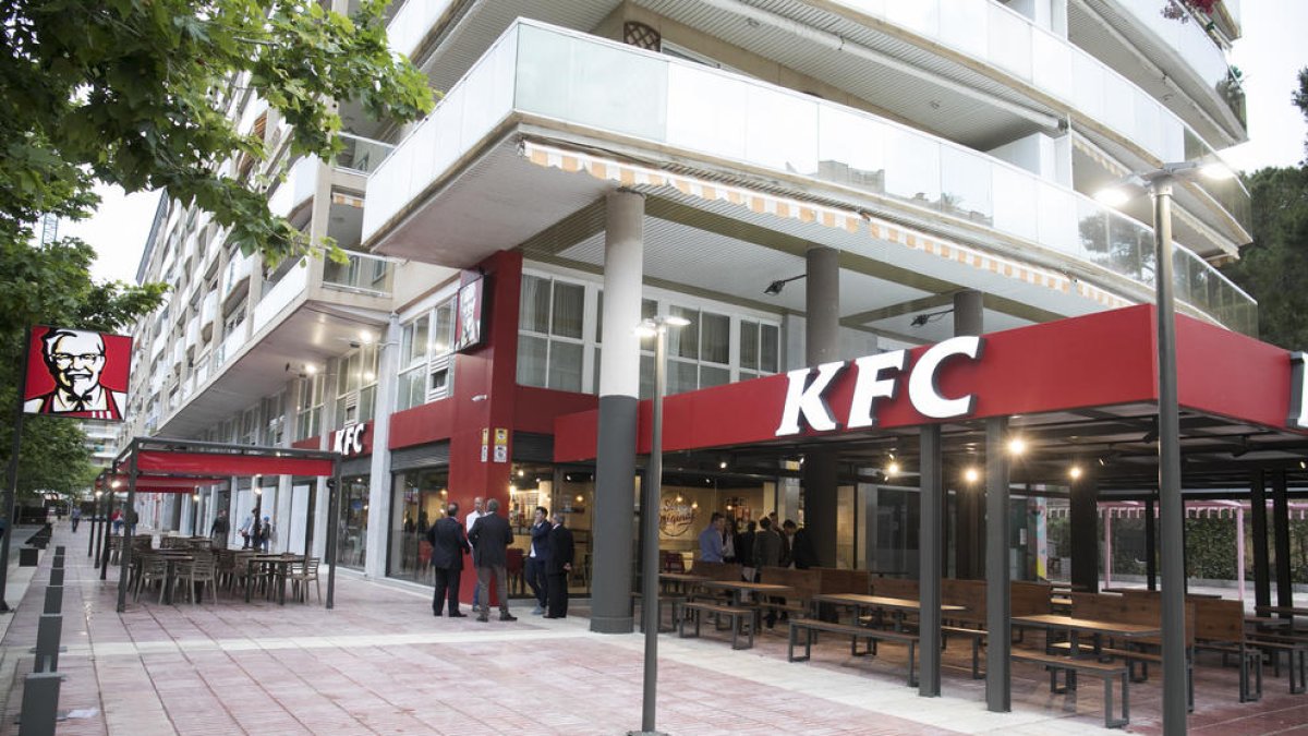 KFC Salou abre las puertas al público este martes en la avenida Carles ...