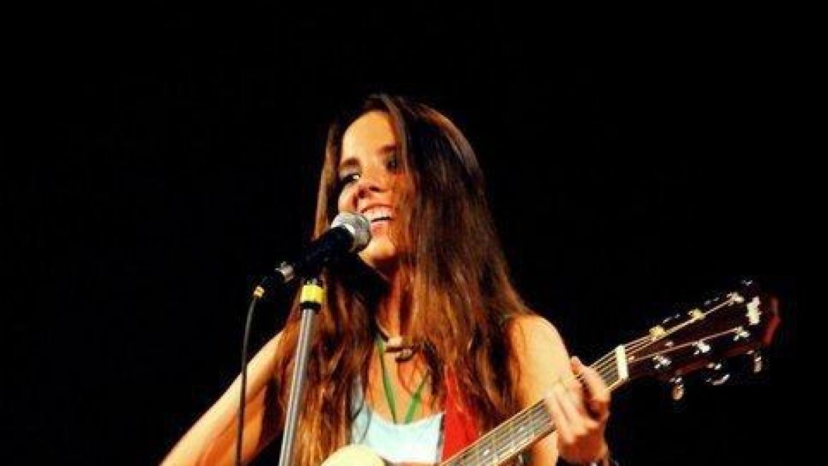 La reusenca Lau Noah, primera a cantar en català a la ràdio pública ...