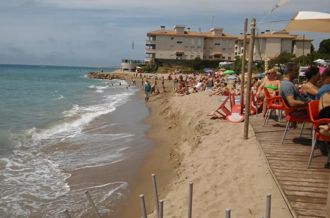 La playa del Francàs empieza la temporada sin arena