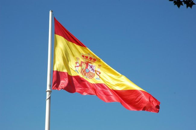 Sitges hissa la bandera espanyola a l'ajuntament per ordre judicial i ...