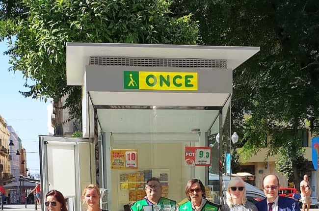 Los vendedores de la ONCE estrenan chalecos identificativos