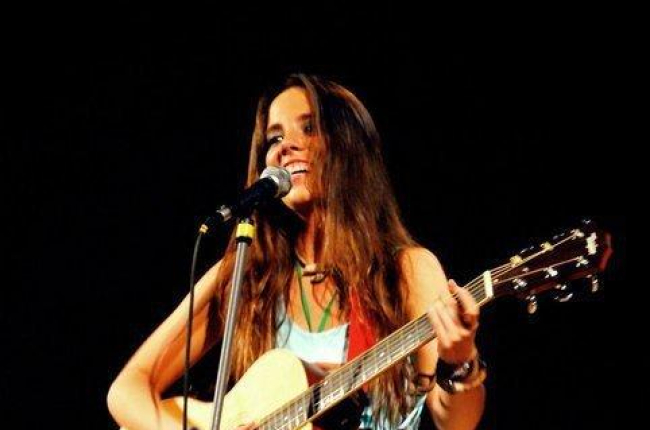 La reusenca Lau Noah, primera a cantar en català a la ràdio pública ...