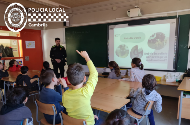 La Policia Local de Cambrils inicia una nova activitat a les escoles sobre el medi ambient