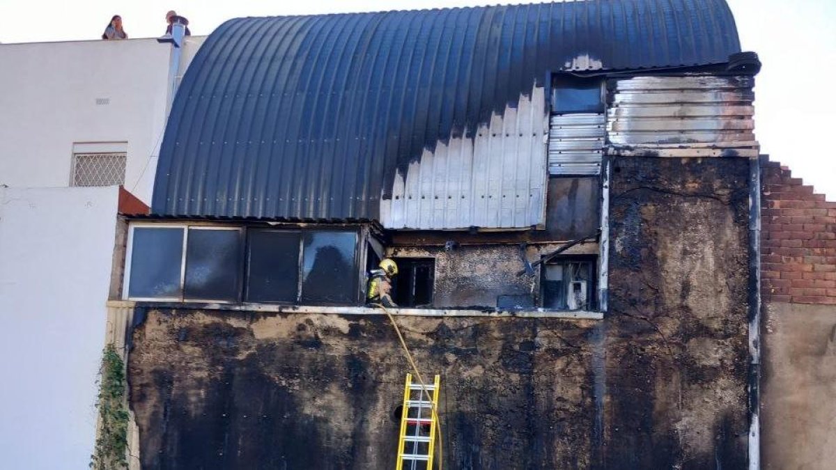 Incendi en un habitatge del carrer Manuel Hugué a Reus
