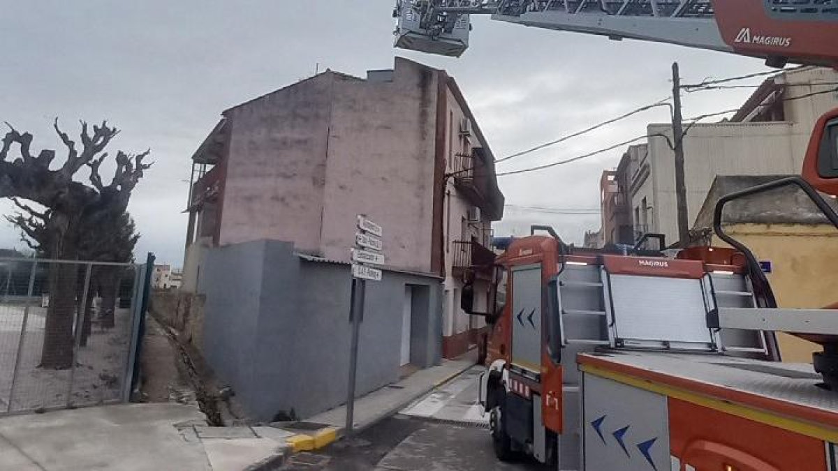 Els Bombers apaguen un incendi de xemeneia en un habitatge de Xerta