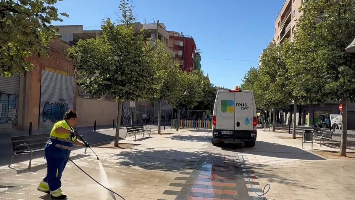 Reus refuerza el servicio de limpieza durante los meses de verano