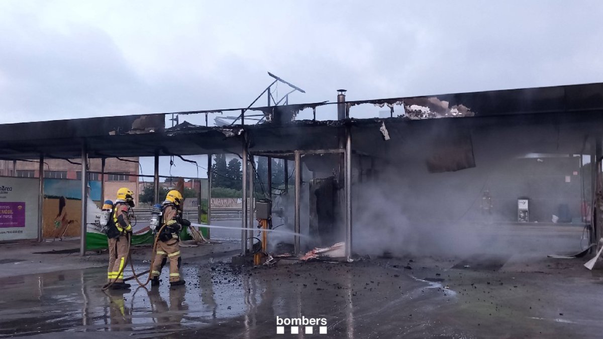 Crema la zona de rentat de vehicles de l'àrea de servei de la T-310 a Reus
