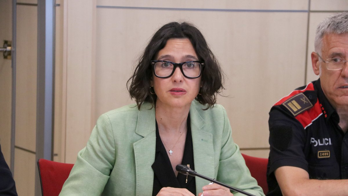 Interior manté la prova de mossos a centres educatius i n'avaluarà el ...
