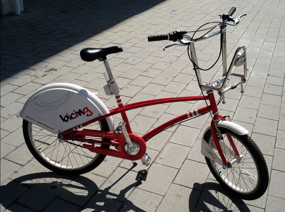 Localitzen un veí de Valls circulant amb una bicicleta del Bicing de ...