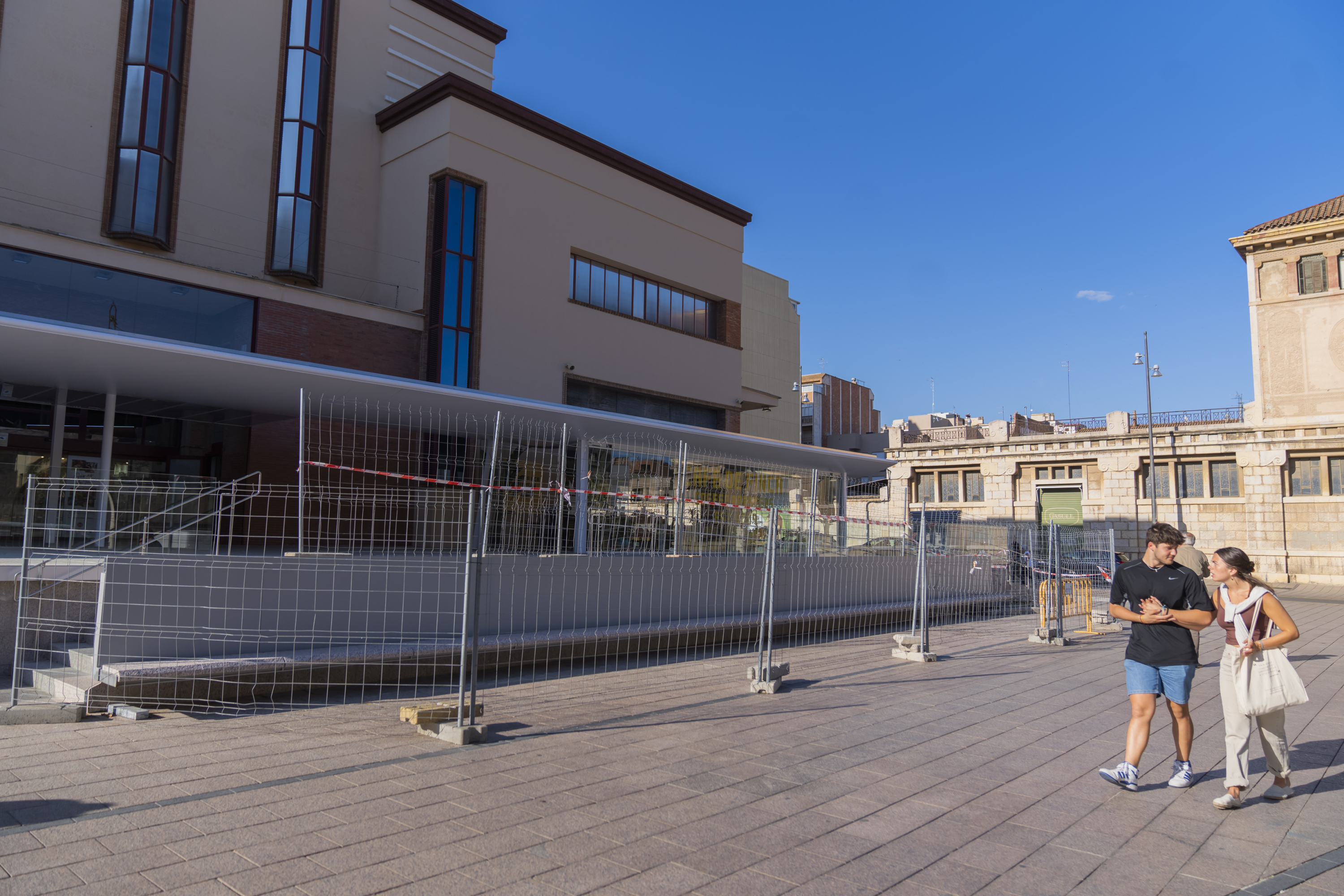 El Mercat Central de Reus se despide del muro con letras serigrafiadas