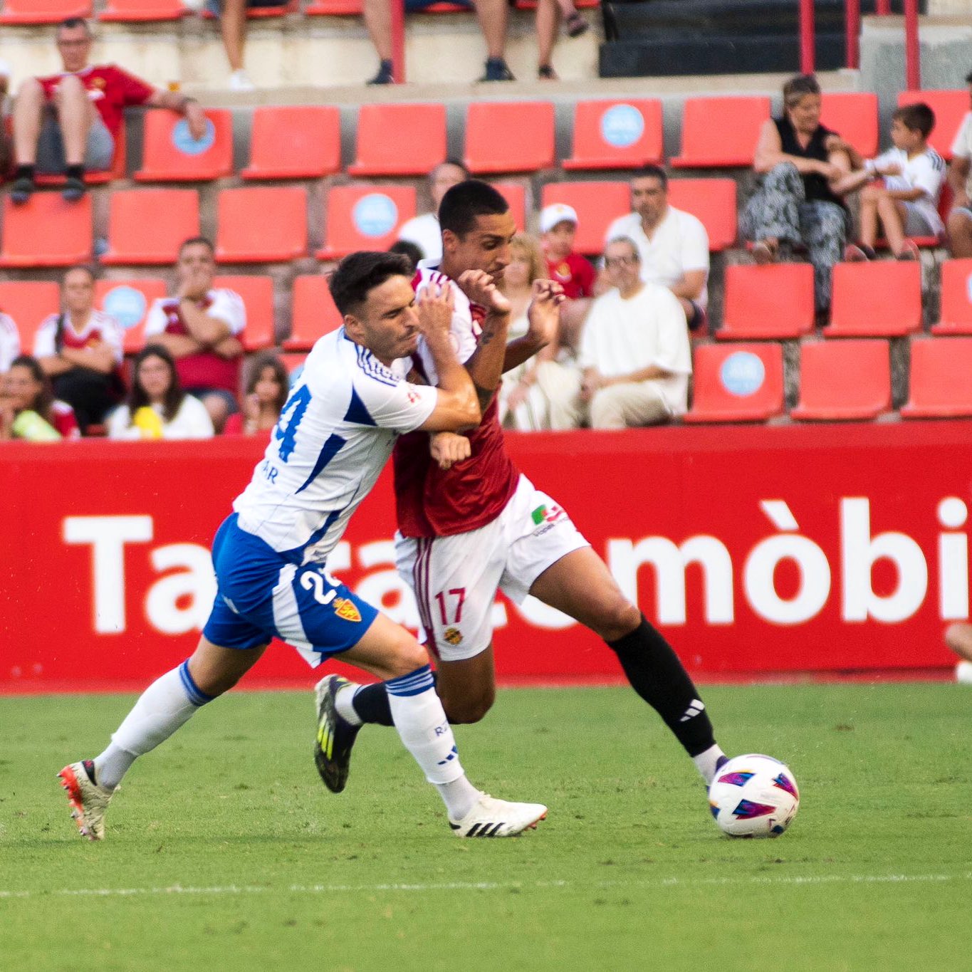 Un solitario gol de Luna amarga el clásico de verano a un Nàstic mejorado