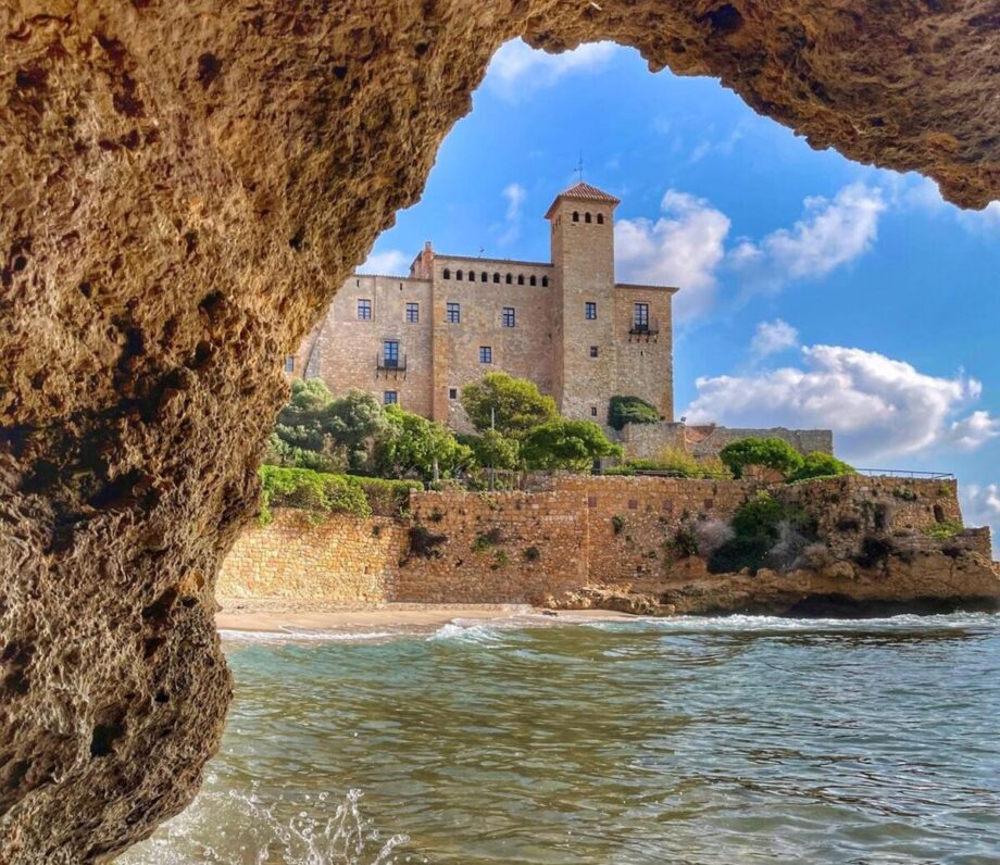L’espectacular cala a 20 minuts de Tarragona que es troba als peus d’un ...