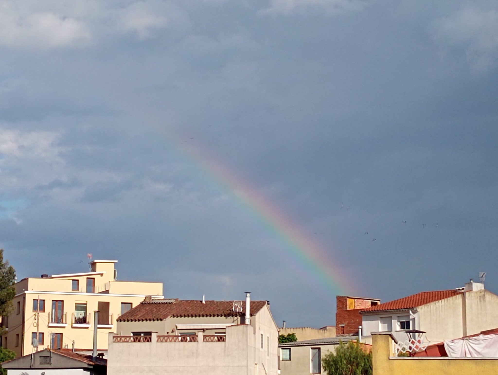 L'Arc de Sant Martí vesteix de colors el cel de Tarragona
