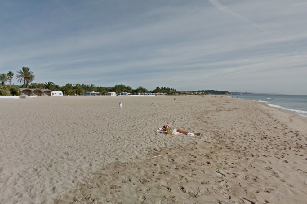 Troben el cadàver d'un home amb una boia lligada al cos a la platja de Creixell