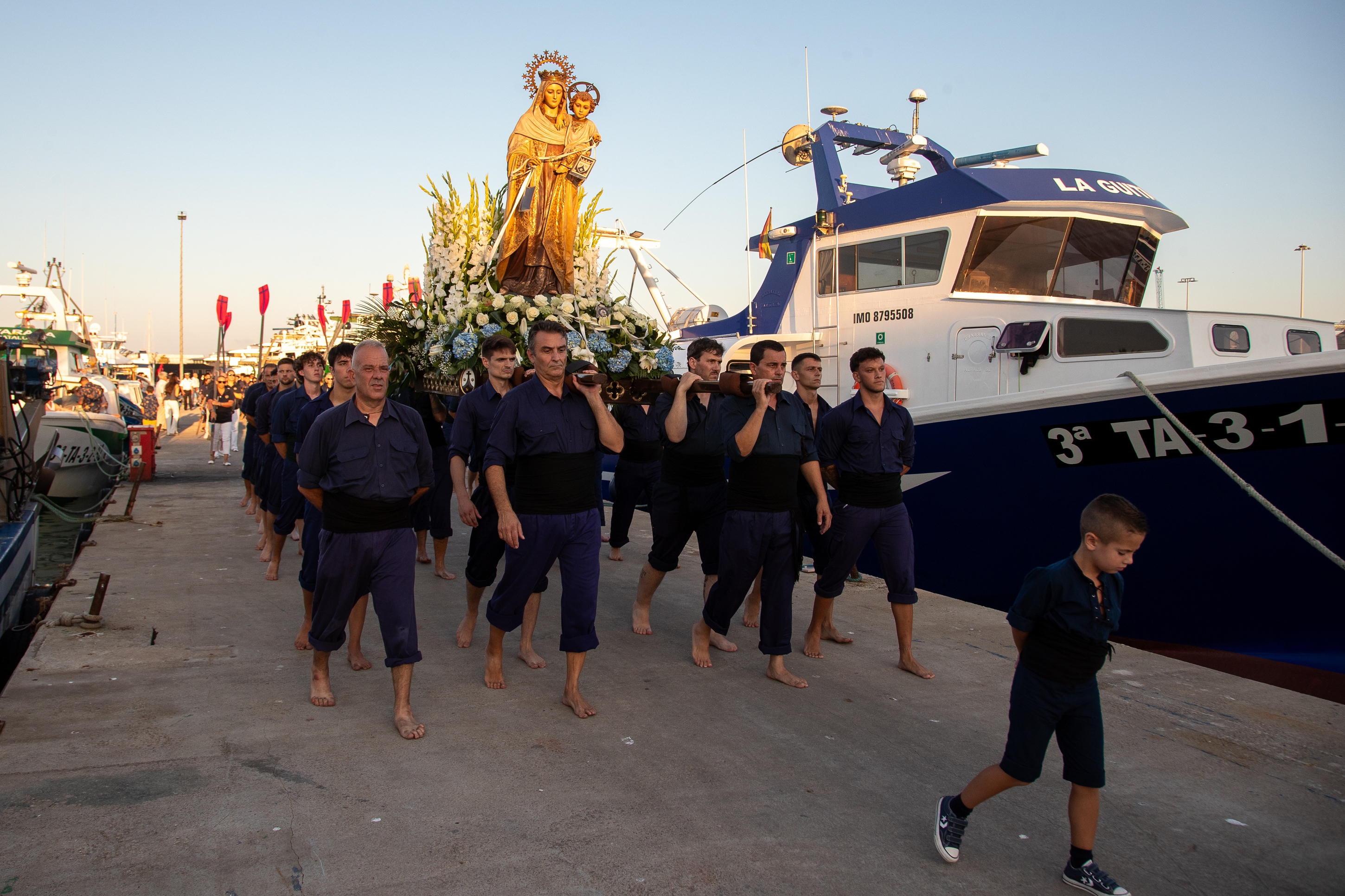 La processó de la Verge del Carme omple de tradició i solemnitat el ...