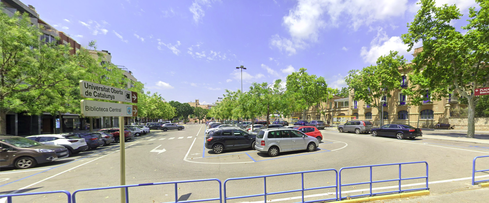 La zona azul de delante de la Biblioteca Xavier Amorós de Reus se ...
