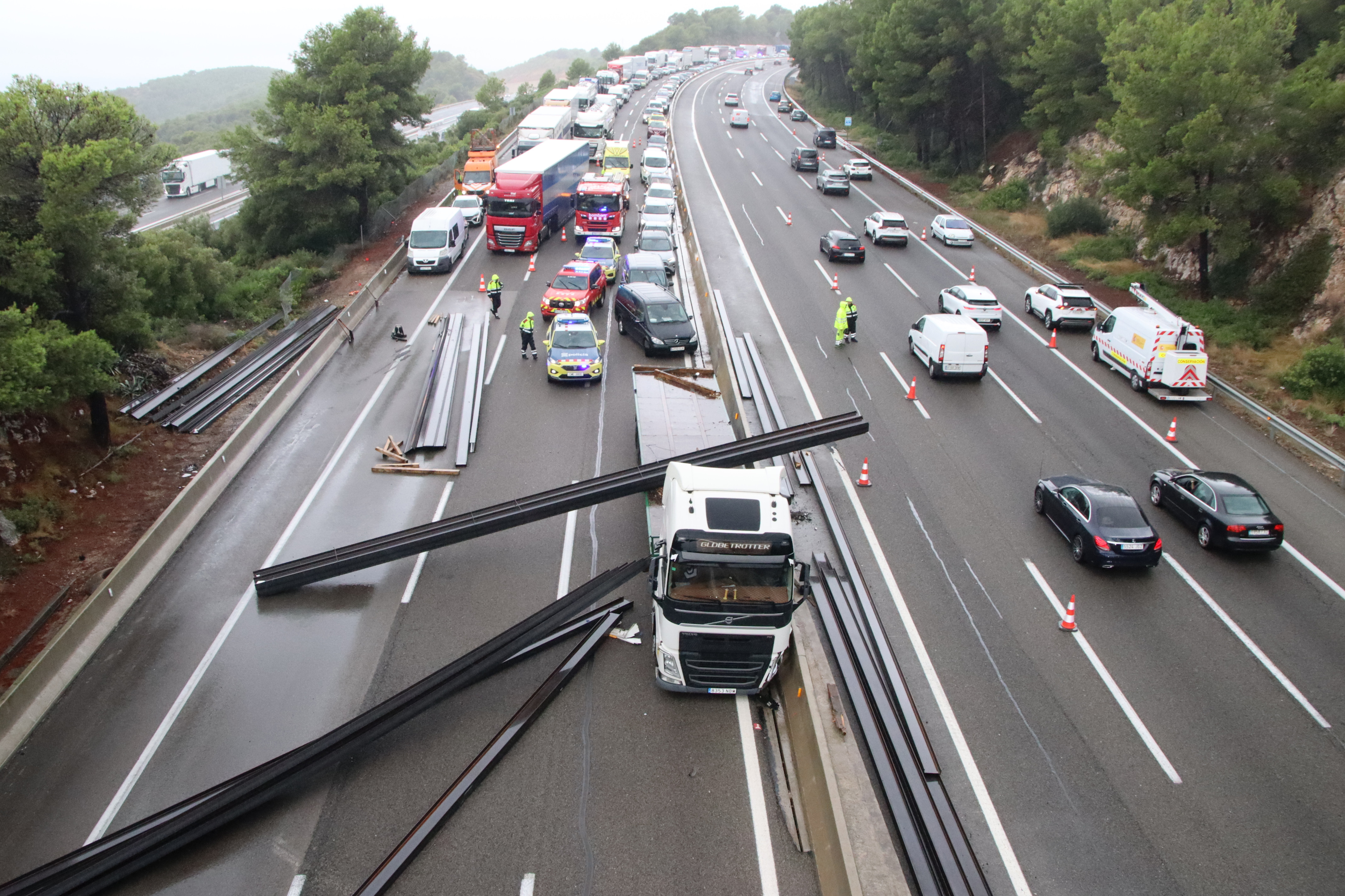 Accidente en la AP-7 en Tarragona: un camión pierde la carga, tres ...