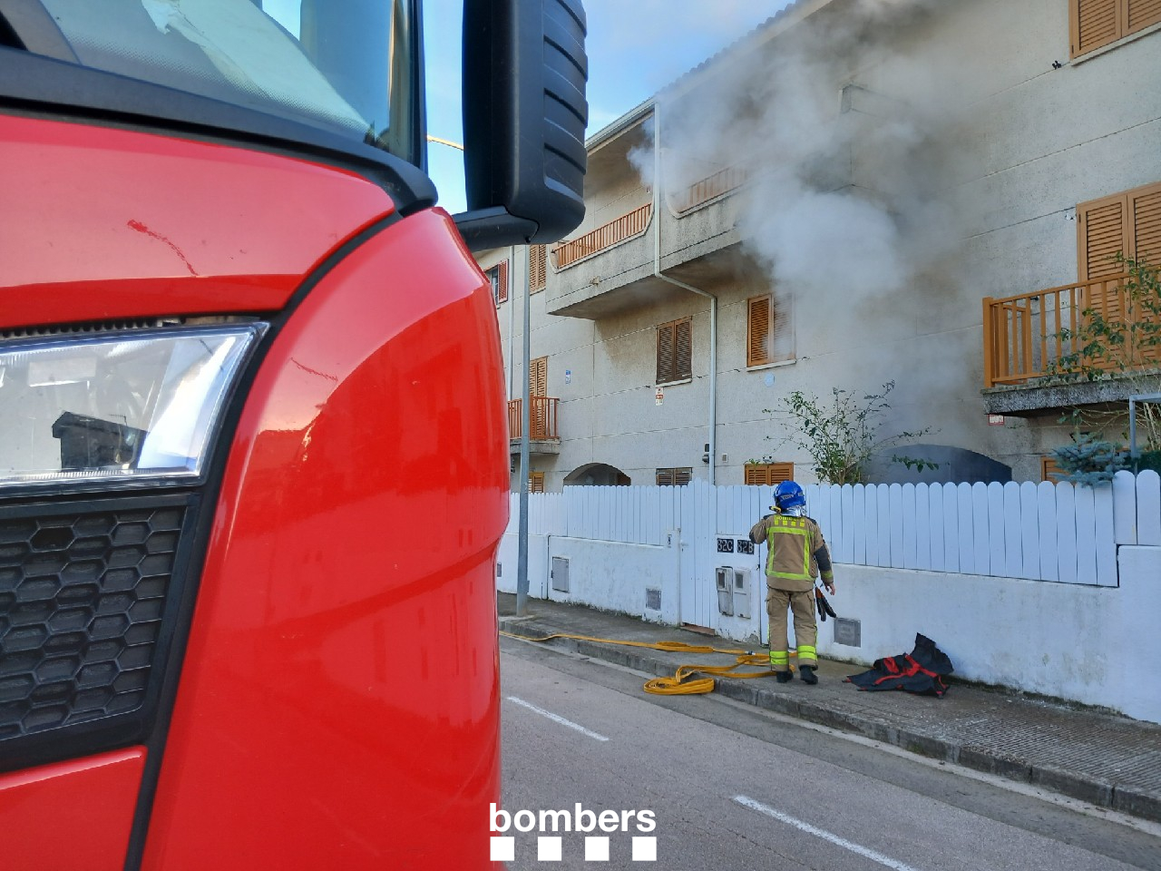 Incendi en un aparcament d'una casa aparellada a Roda de Berà