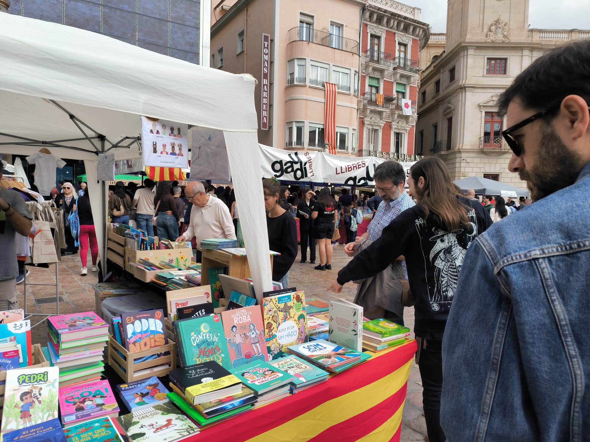 Els carrers de Reus ja bullen amb la Diada de Sant Jordi