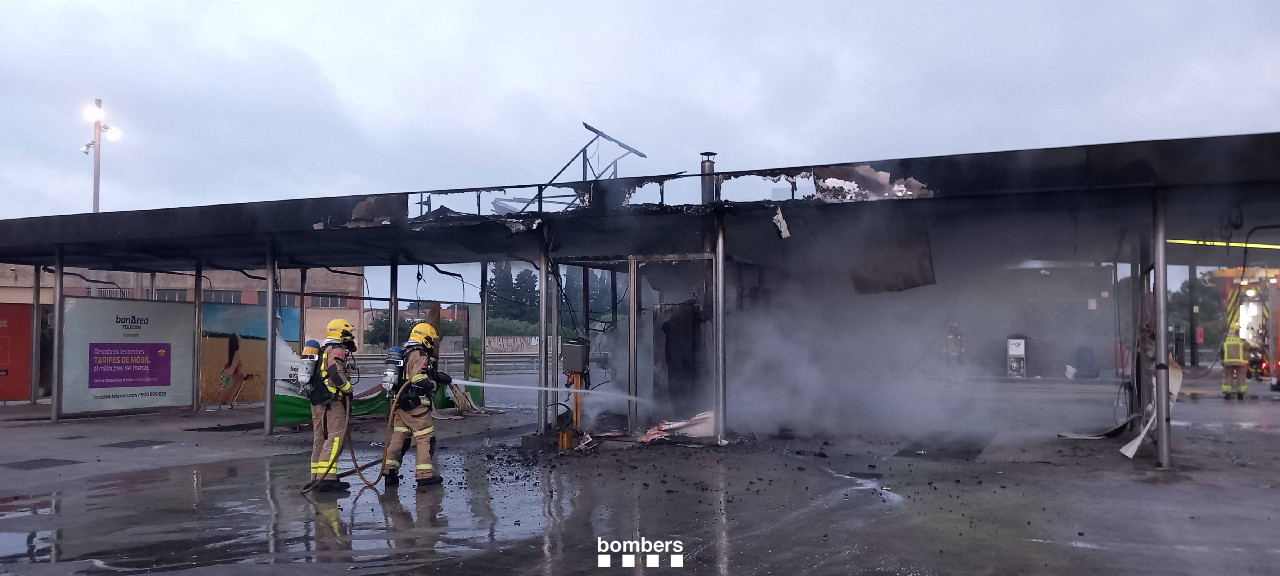 Crema la zona de rentat de vehicles de l'àrea de servei de la T-310 a Reus