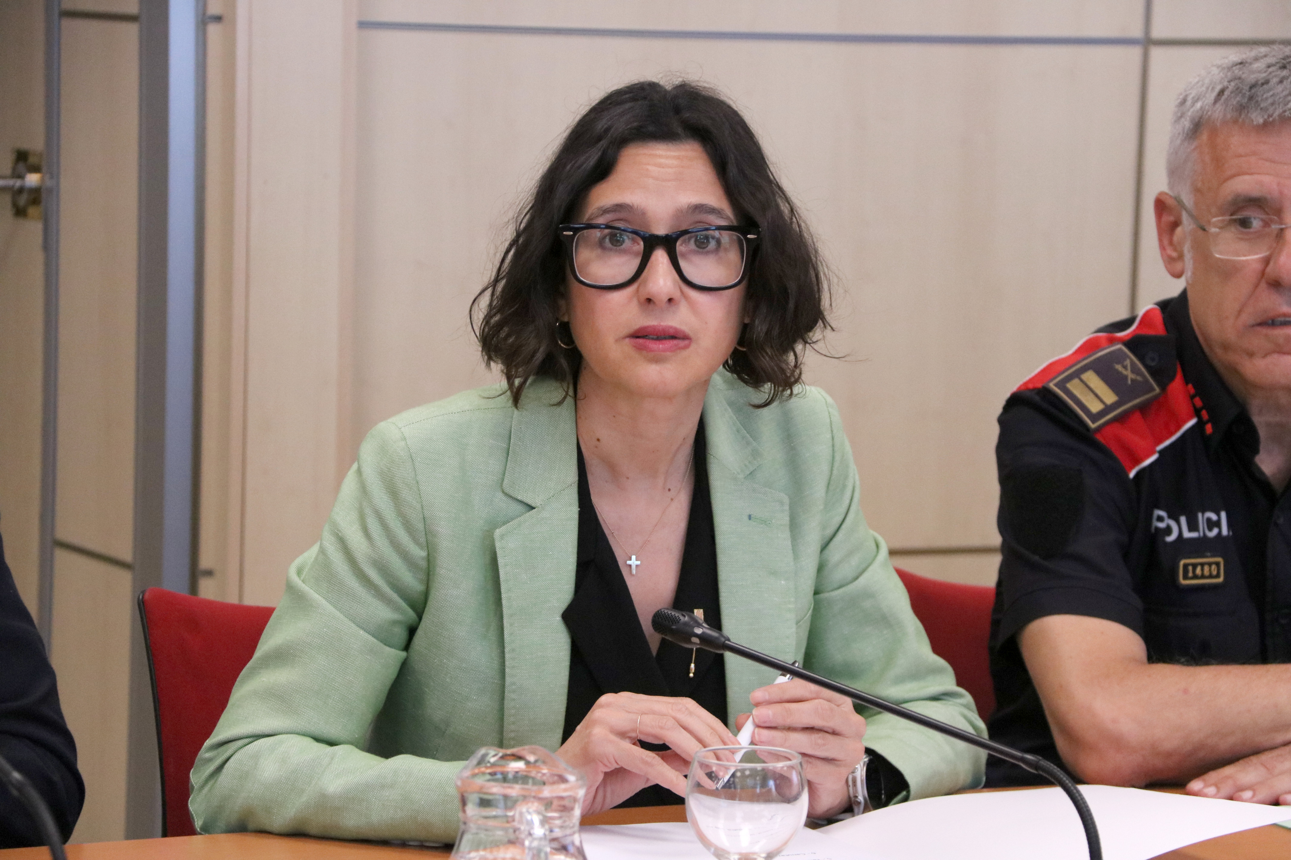 Interior manté la prova de mossos a centres educatius i n'avaluarà el ...