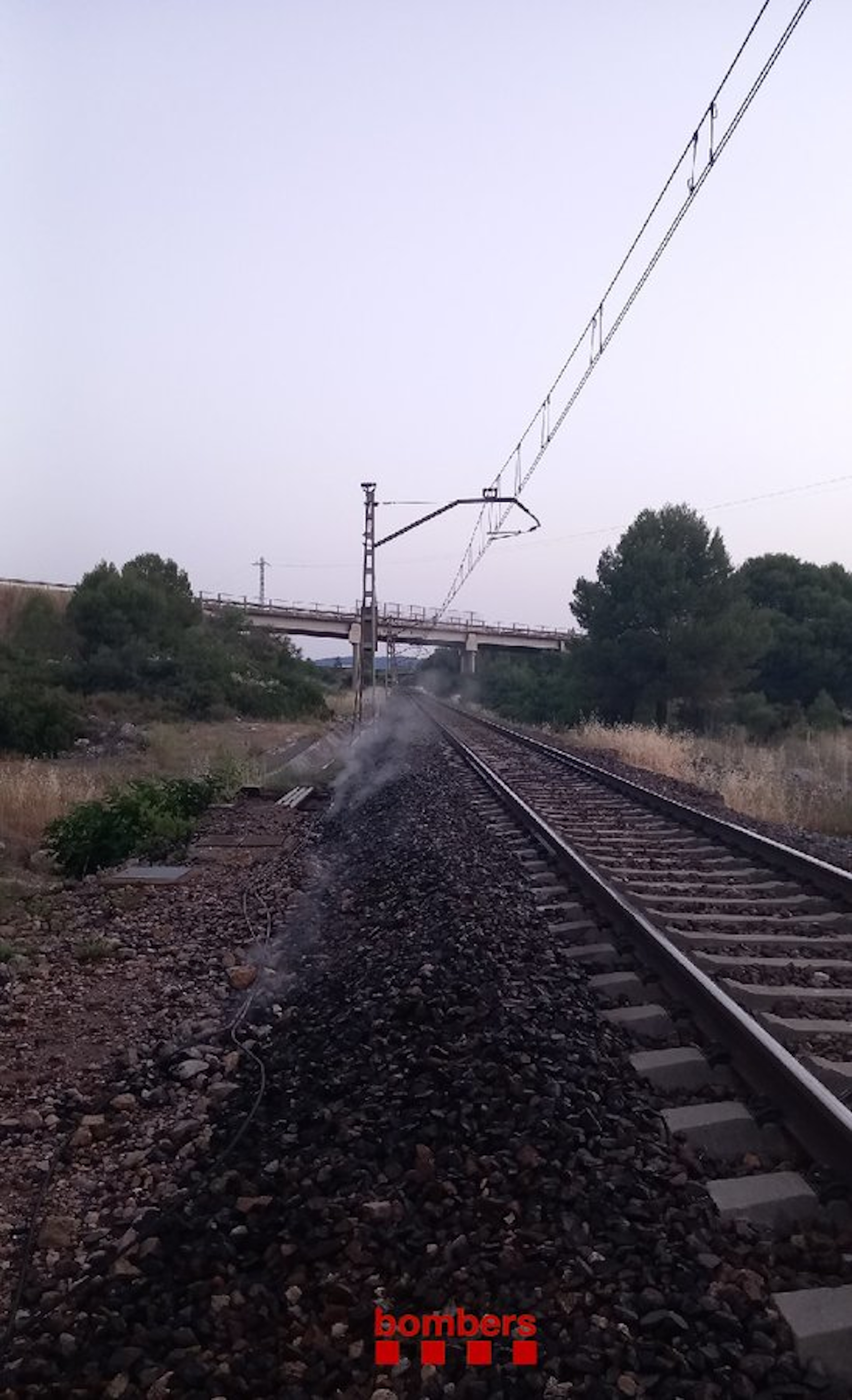 Roban cobre y provocan un incendio: cortada la R14 entre Reus y Vinaixa